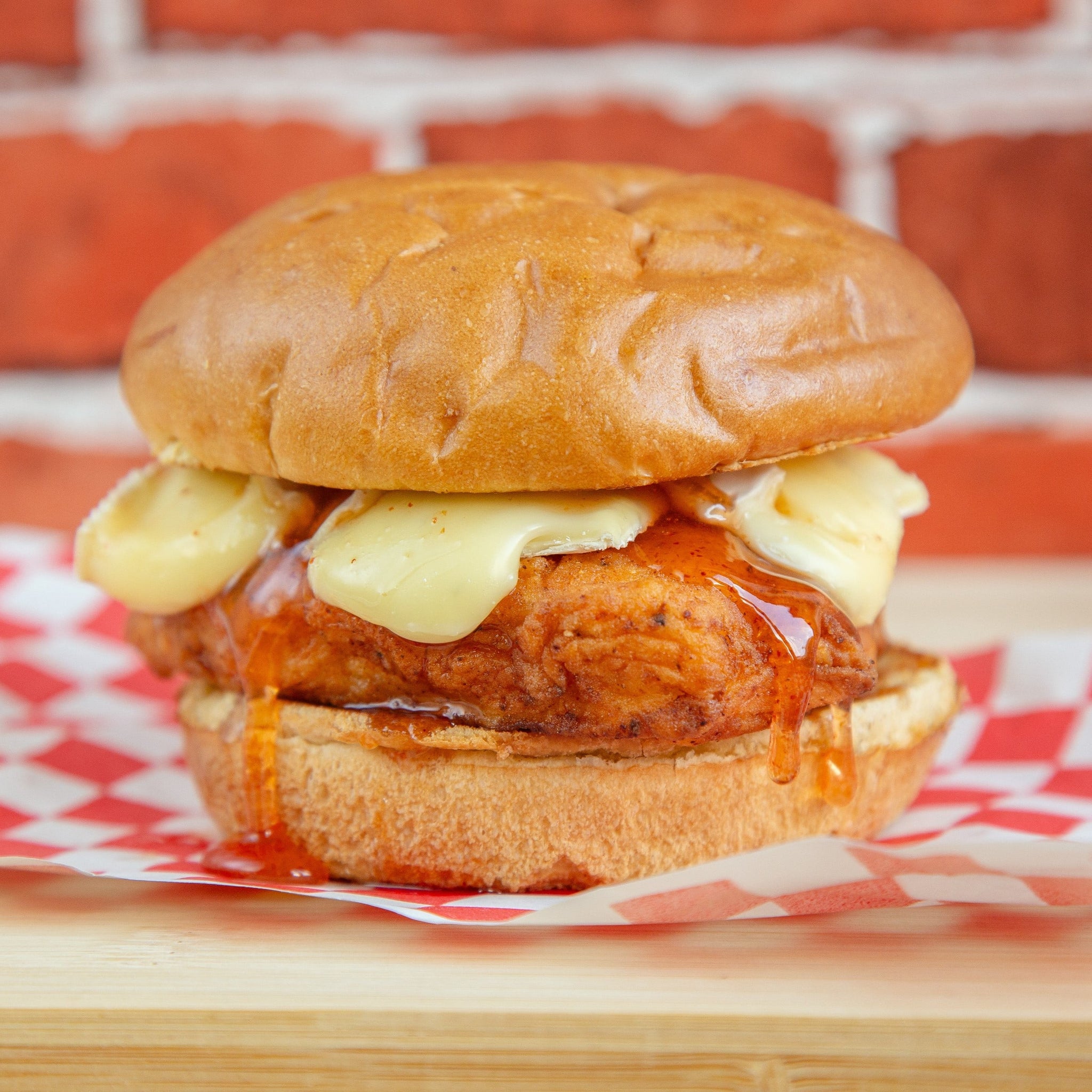 Il panino con petto di pollo fritto e hot honey è il Chicken Bert – 🍔 ...
